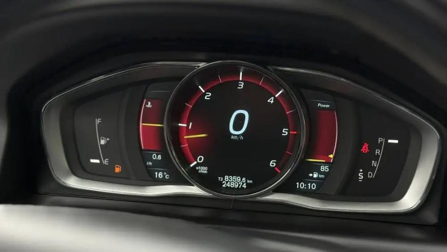 Pelēks Volvo XC60 2014 Jelgava, ar dzinēja tilpumu 2.40 L un nobraukumu 248 tūkst. km par 14990 €, foto 15 vietnē AUTOMOTO.COM.LV