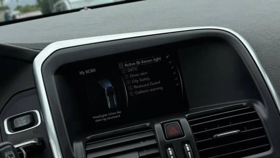 Pelēks Volvo XC60 2014 Jelgava, ar dzinēja tilpumu 2.40 L un nobraukumu 248 tūkst. km par 14990 €, foto 22 vietnē AUTOMOTO.COM.LV