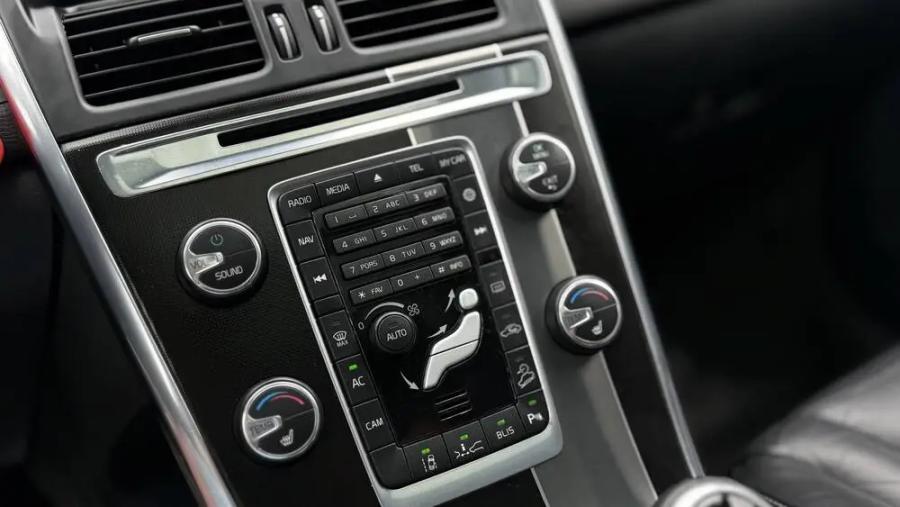 Pelēks Volvo XC60 2014 Jelgava, ar dzinēja tilpumu 2.40 L un nobraukumu 248 tūkst. km par 14990 €, foto 25 vietnē AUTOMOTO.COM.LV
