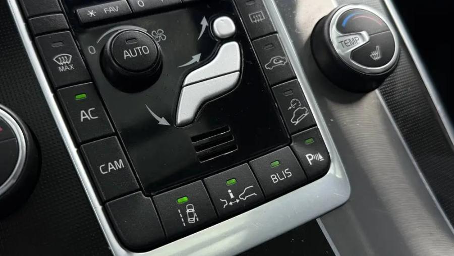 Pelēks Volvo XC60 2014 Jelgava, ar dzinēja tilpumu 2.40 L un nobraukumu 248 tūkst. km par 14990 €, foto 26 vietnē AUTOMOTO.COM.LV