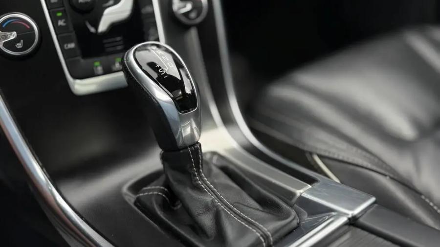 Pelēks Volvo XC60 2014 Jelgava, ar dzinēja tilpumu 2.40 L un nobraukumu 248 tūkst. km par 14990 €, foto 27 vietnē AUTOMOTO.COM.LV