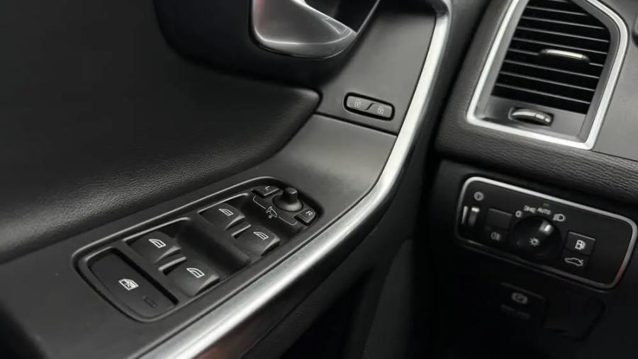 Pelēks Volvo XC60 2014 Jelgava, ar dzinēja tilpumu 2.40 L un nobraukumu 248 tūkst. km par 14990 €, foto 31 vietnē AUTOMOTO.COM.LV