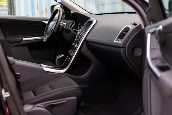 Pelēks Volvo XC60 2014 Rīga, ar dzinēja tilpumu 2.00 L un nobraukumu 332 tūkst. km par 9995 €, foto 10 vietnē AUTOMOTO.COM.LV