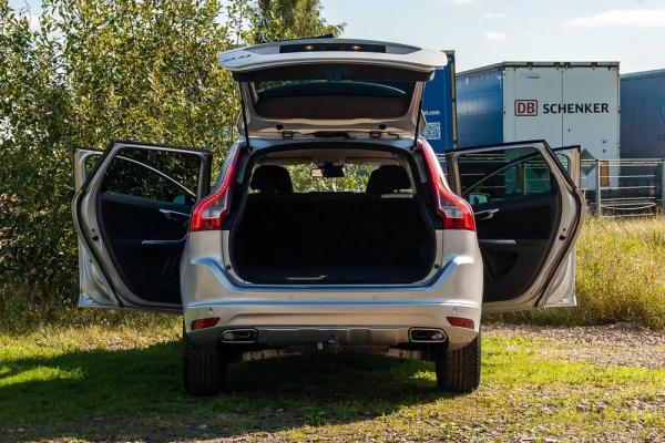 Pelēks Volvo XC60 2014 Rīga, ar dzinēja tilpumu 2.00 L un nobraukumu 230 tūkst. km par 10995 €, foto 5 vietnē AUTOMOTO.COM.LV