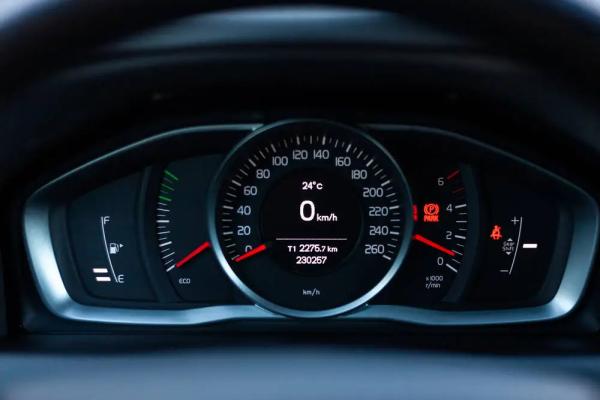 Pelēks Volvo XC60 2014 Rīga, ar dzinēja tilpumu 2.00 L un nobraukumu 230 tūkst. km par 10995 €, foto 9 vietnē AUTOMOTO.COM.LV