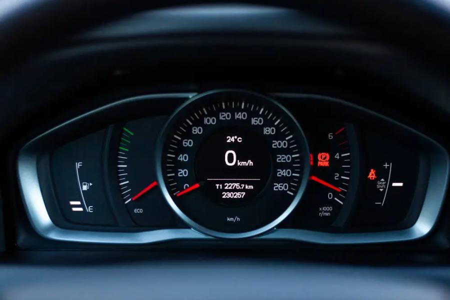 Pelēks Volvo XC60 2014 Rīga, ar dzinēja tilpumu 2.00 L un nobraukumu 230 tūkst. km par 10995 €, foto 10 vietnē AUTOMOTO.COM.LV