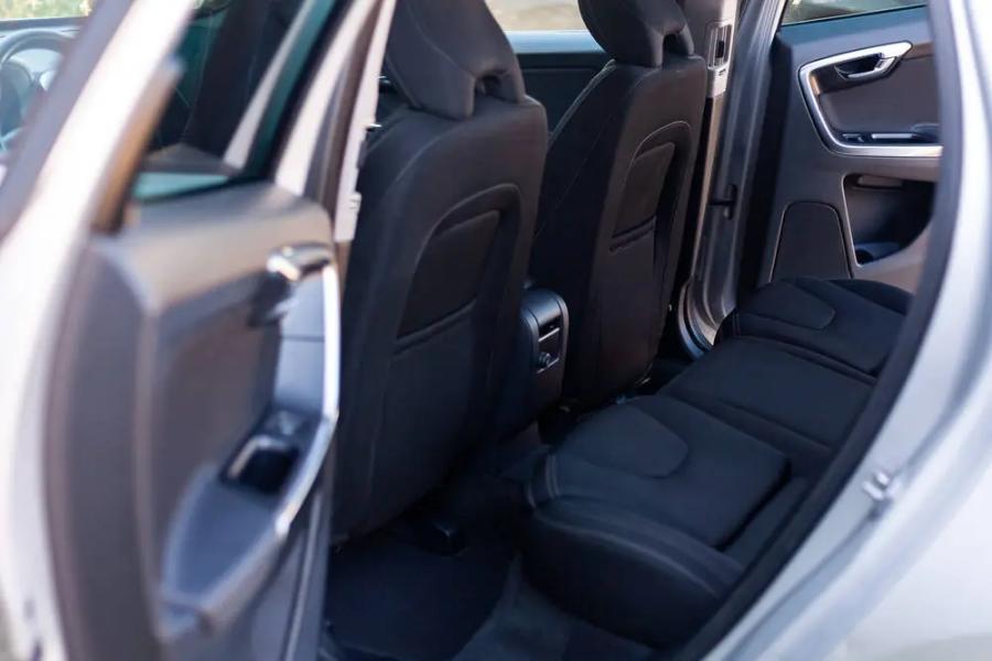 Pelēks Volvo XC60 2014 Rīga, ar dzinēja tilpumu 2.00 L un nobraukumu 230 tūkst. km par 10995 €, foto 17 vietnē AUTOMOTO.COM.LV