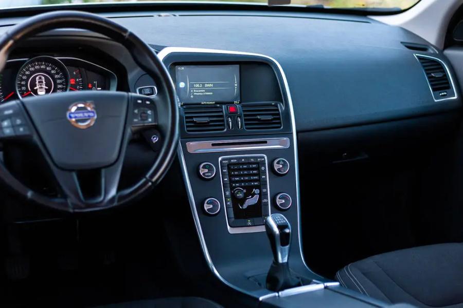Pelēks Volvo XC60 2014 Rīga, ar dzinēja tilpumu 2.00 L un nobraukumu 230 tūkst. km par 10995 €, foto 21 vietnē AUTOMOTO.COM.LV