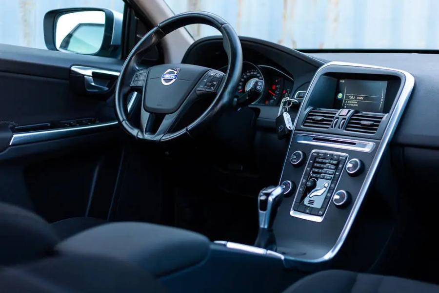 Pelēks Volvo XC60 2014 Rīga, ar dzinēja tilpumu 2.00 L un nobraukumu 230 tūkst. km par 10995 €, foto 23 vietnē AUTOMOTO.COM.LV