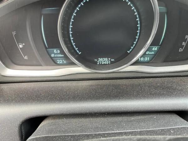 Pelēks Volvo XC60 2014 Rīga, ar dzinēja tilpumu 2.00 L un nobraukumu 214 tūkst. km par 12995 €, foto 5 vietnē AUTOMOTO.COM.LV