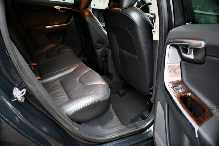 Pelēks Volvo XC60 2014 Rīga, ar dzinēja tilpumu 2.40 L un nobraukumu 247 tūkst. km par 12790 €, foto 16 vietnē AUTOMOTO.COM.LV