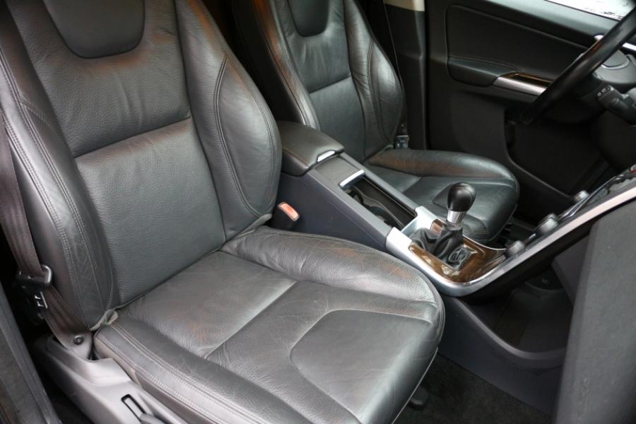 Pelēks Volvo XC60 2014 Rīga, ar dzinēja tilpumu 2.40 L un nobraukumu 247 tūkst. km par 12790 €, foto 17 vietnē AUTOMOTO.COM.LV