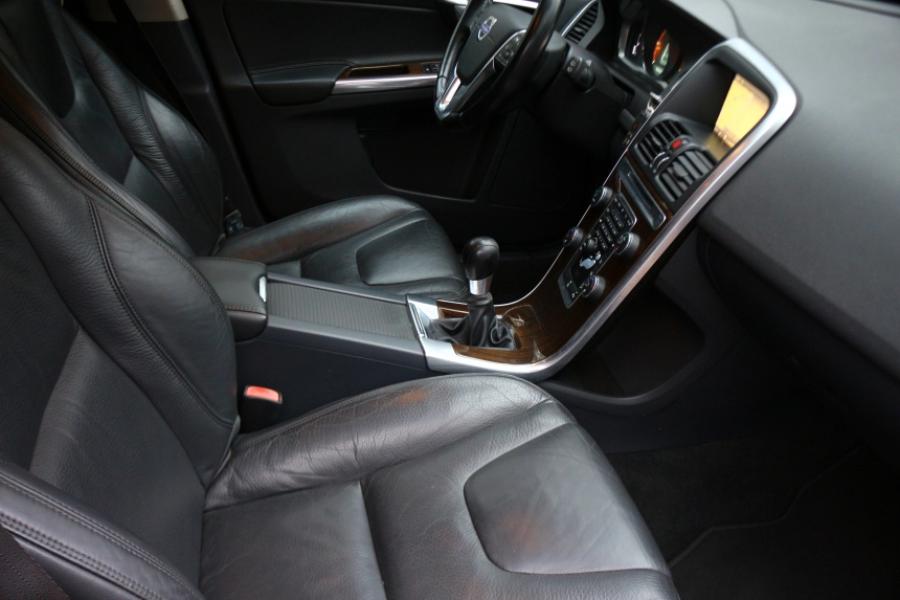 Pelēks Volvo XC60 2014 Rīga, ar dzinēja tilpumu 2.40 L un nobraukumu 247 tūkst. km par 12790 €, foto 18 vietnē AUTOMOTO.COM.LV