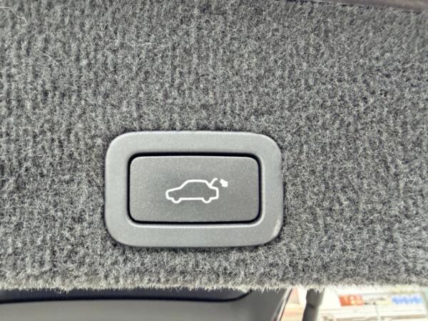 Pelēks Volvo XC60 2014 Rīga, ar dzinēja tilpumu 2.40 L un nobraukumu 203 tūkst. km par 14995 €, foto 8 vietnē AUTOMOTO.COM.LV