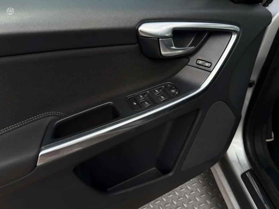 Grey Volvo XC60 2014 in Kaunas, with an engine capacity of 2.00 L and mileage of 365 thousand km for 8499 €, photo 14 on AUTOMOTO.COM.LV