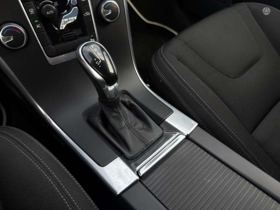 Grey Volvo XC60 2014 in Kaunas, with an engine capacity of 2.00 L and mileage of 365 thousand km for 8499 €, photo 16 on AUTOMOTO.COM.LV