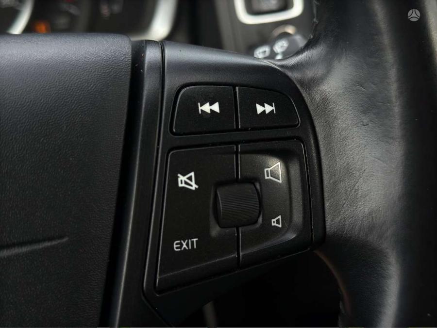 Grey Volvo XC60 2014 in Kaunas, with an engine capacity of 2.00 L and mileage of 365 thousand km for 8499 €, photo 20 on AUTOMOTO.COM.LV