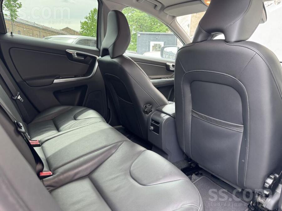 Grey Volvo XC60 2014 in Riga, with an engine capacity of 2.00 L and mileage of 204 thousand km for 8350 €, photo 11 on AUTOMOTO.COM.LV