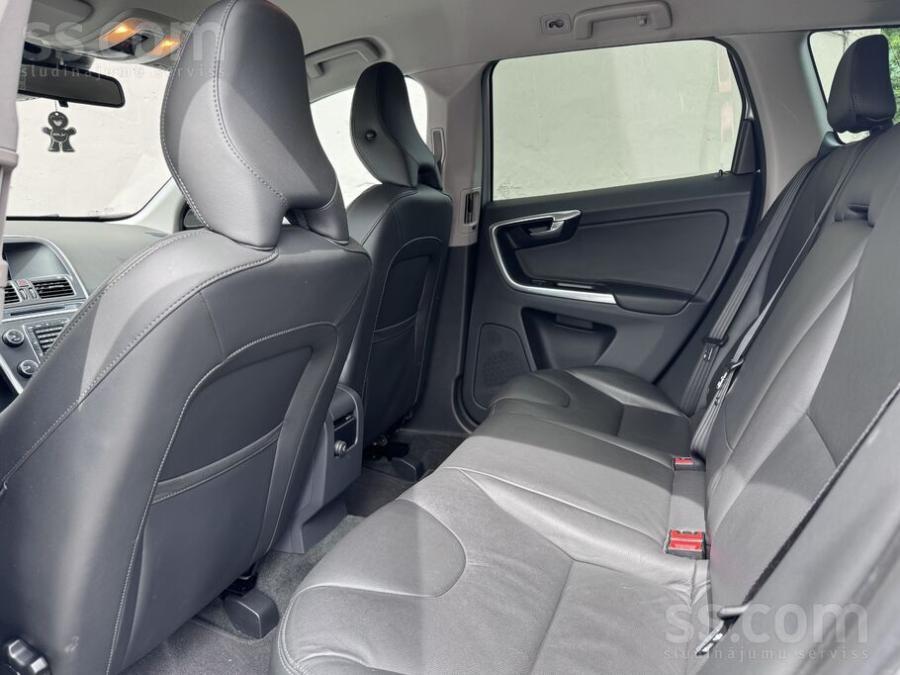 Grey Volvo XC60 2014 in Riga, with an engine capacity of 2.00 L and mileage of 204 thousand km for 8350 €, photo 15 on AUTOMOTO.COM.LV