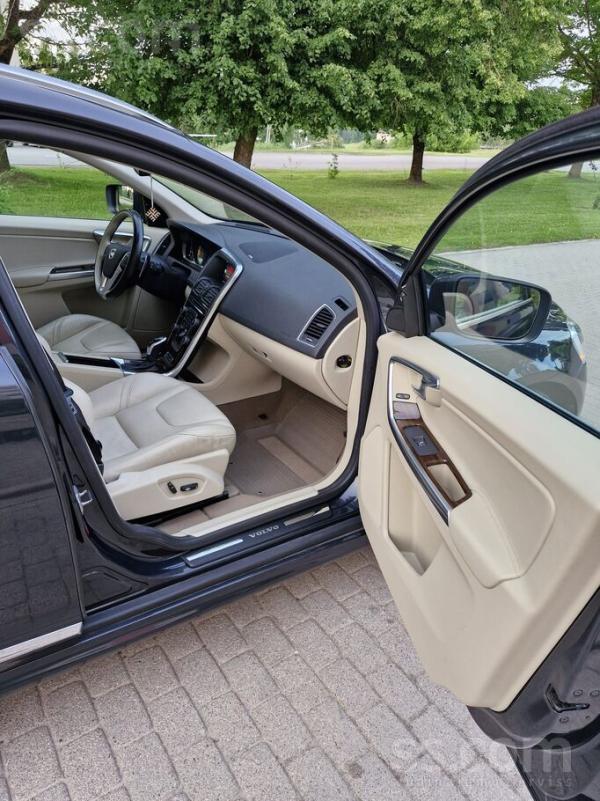 Grey Volvo XC60 2014 in Saldus, with an engine capacity of 2.40 L and mileage of 225 thousand km for 14000 €, photo 10 on AUTOMOTO.COM.LV