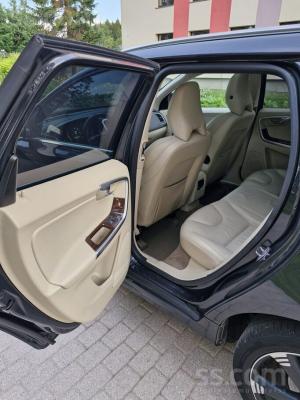 Pelēks Volvo XC60 2014 Saldus, ar dzinēja tilpumu 2.40 L un nobraukumu 225 tūkst. km par 14000 €, foto 13 vietnē AUTOMOTO.COM.LV