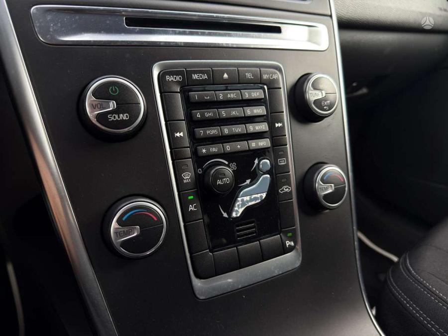 Pelēks Volvo XC60 2014 Kauņa, ar dzinēja tilpumu 2.00 L un nobraukumu 365 tūkst. km par 8499 €, foto 17 vietnē AUTOMOTO.COM.LV
