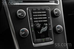 Pelēks Volvo XC60 2014 Rīga, ar dzinēja tilpumu 2.00 L un nobraukumu 179 tūkst. km par 10500 €, foto 24 vietnē AUTOMOTO.COM.LV