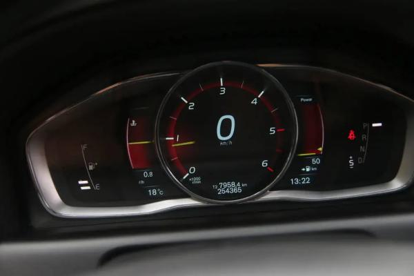 Pelēks Volvo XC60 2014 Rīga, ar dzinēja tilpumu 2.00 L un nobraukumu 255 tūkst. km par 10890 €, foto 9 vietnē AUTOMOTO.COM.LV
