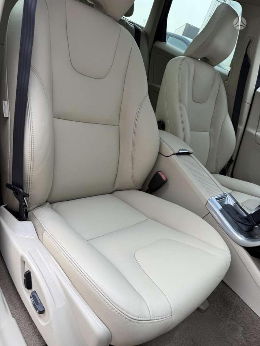 Pelēks Volvo XC60 2014 Šauļi, ar dzinēja tilpumu 1.97 L un nobraukumu 283 tūkst. km par 13450 €, foto 24 vietnē AUTOMOTO.COM.LV