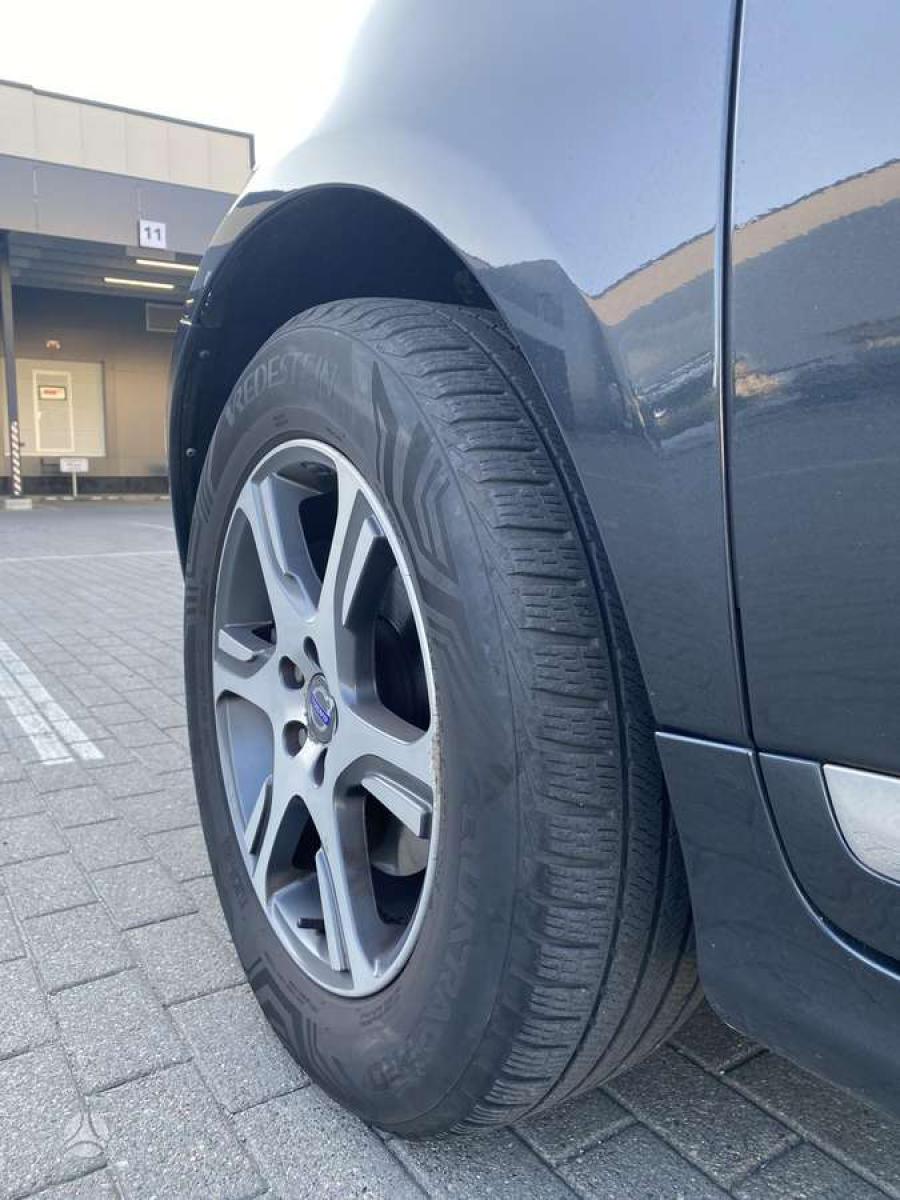 Pelēks Volvo XC60 2014 Viļņa, ar dzinēja tilpumu 2.40 L un nobraukumu 247 tūkst. km par 14500 €, foto 29 vietnē AUTOMOTO.COM.LV