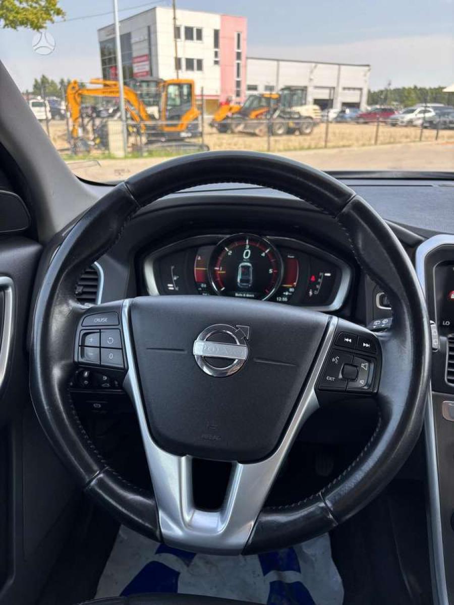 Grey Volvo XC60 2014 in Taurage, with an engine capacity of 1.97 L and mileage of 218 thousand km for 9500 €, photo 15 on AUTOMOTO.COM.LV