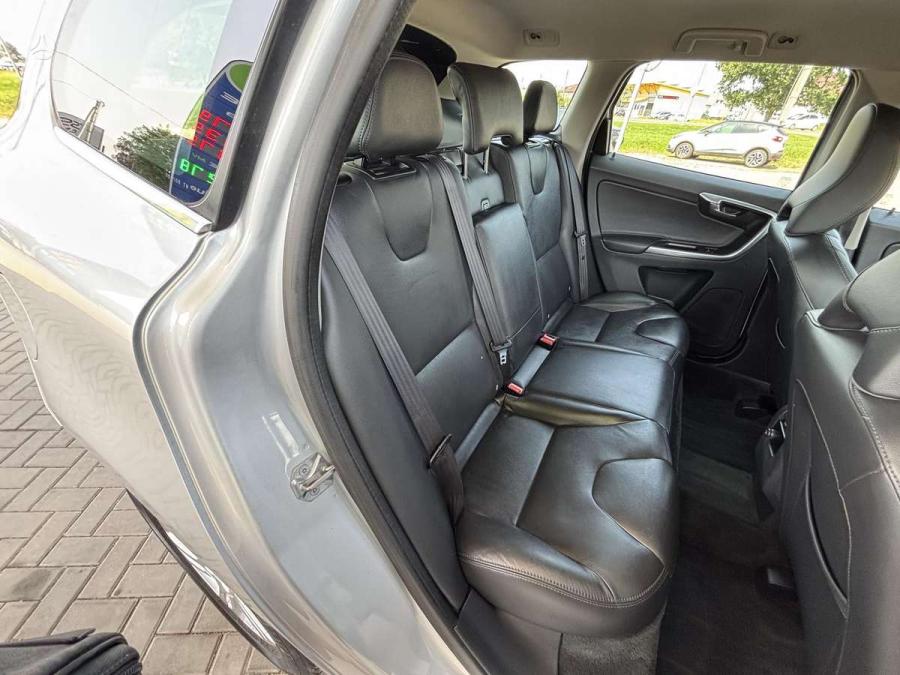 Grey Volvo XC60 2014 in Taurage, with an engine capacity of 1.97 L and mileage of 218 thousand km for 9500 €, photo 17 on AUTOMOTO.COM.LV
