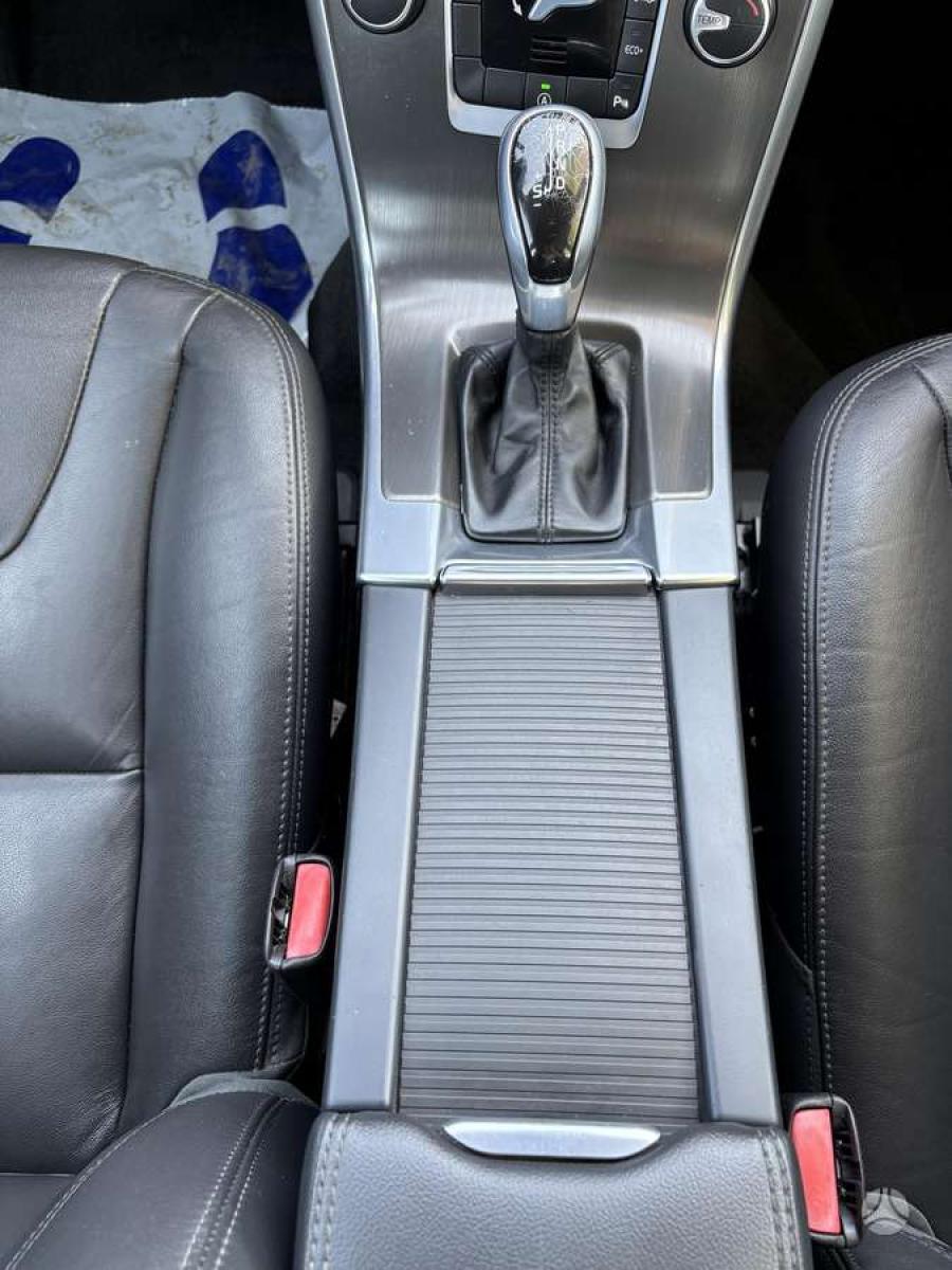 Grey Volvo XC60 2014 in Taurage, with an engine capacity of 1.97 L and mileage of 218 thousand km for 9500 €, photo 19 on AUTOMOTO.COM.LV