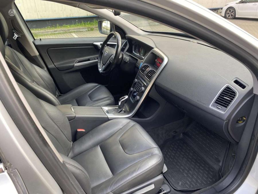 Pelēks Volvo XC60 2014 Viļņa, ar dzinēja tilpumu 2.40 L un nobraukumu 273 tūkst. km par 13350 €, foto 16 vietnē AUTOMOTO.COM.LV