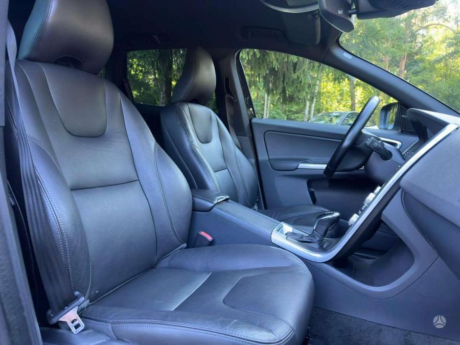 Pelēks Volvo XC60 2014 Viļņa, ar dzinēja tilpumu 1.98 L un nobraukumu 230 tūkst. km par 11500 €, foto 23 vietnē AUTOMOTO.COM.LV
