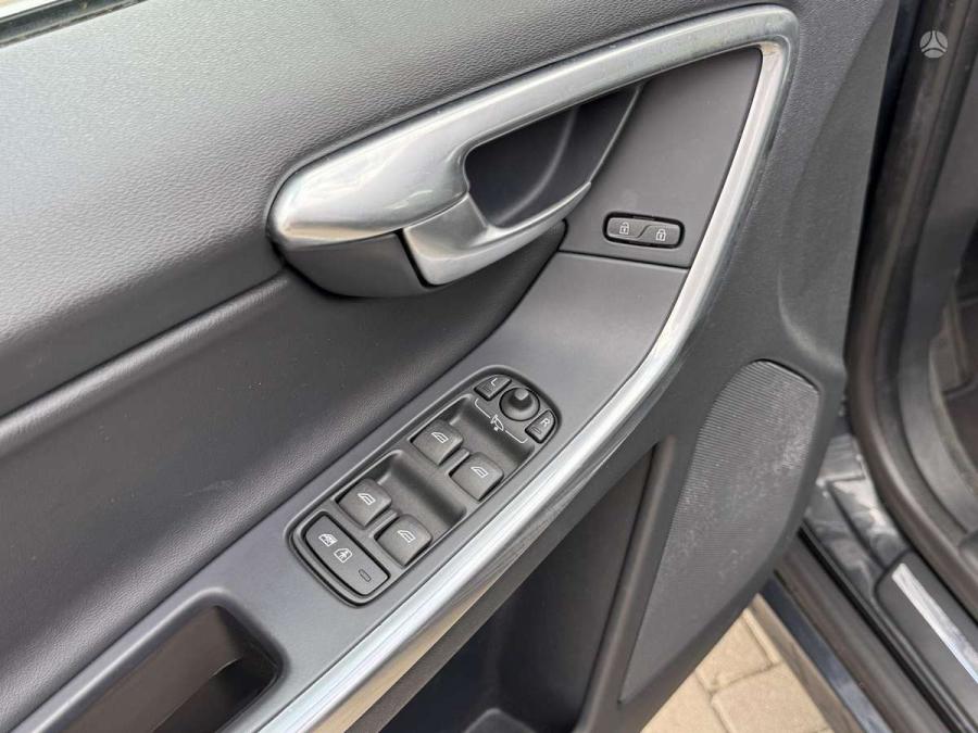 Pelēks Volvo XC60 2014 Viļņa, ar dzinēja tilpumu 2.40 L un nobraukumu 144 tūkst. km par 13000 €, foto 26 vietnē AUTOMOTO.COM.LV