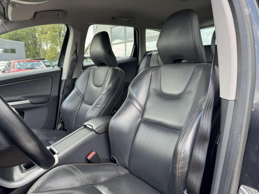 Pelēks Volvo XC60 2014 Viļņa, ar dzinēja tilpumu 2.40 L un nobraukumu 144 tūkst. km par 13000 €, foto 29 vietnē AUTOMOTO.COM.LV
