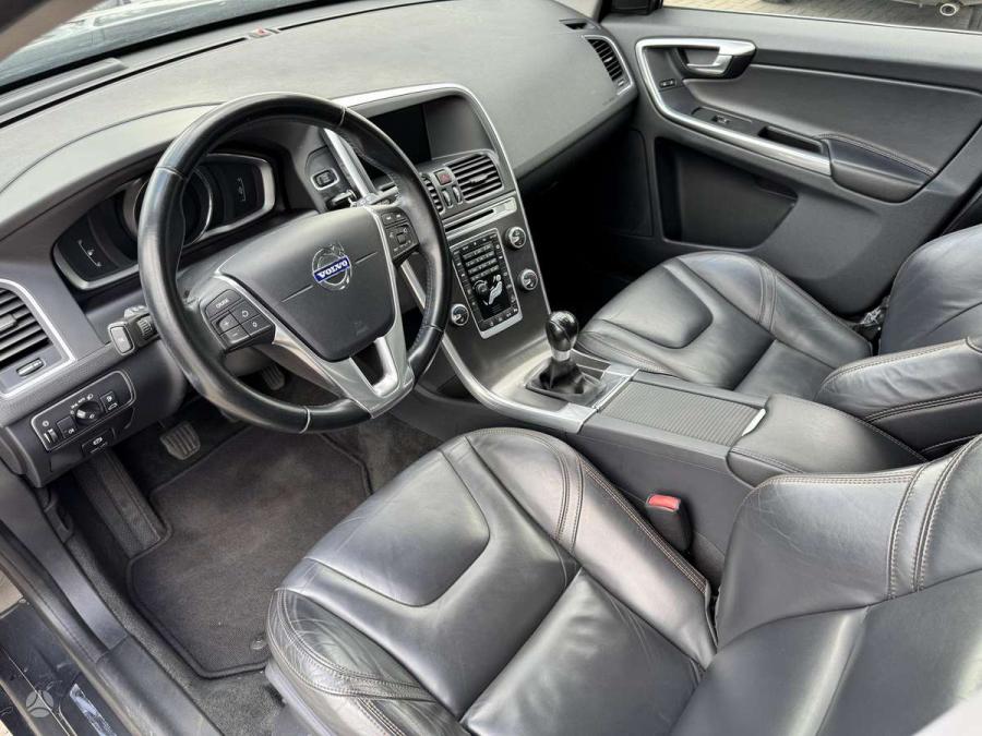 Pelēks Volvo XC60 2014 Viļņa, ar dzinēja tilpumu 2.40 L un nobraukumu 144 tūkst. km par 13000 €, foto 31 vietnē AUTOMOTO.COM.LV
