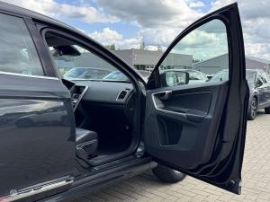 Pelēks Volvo XC60 2014 Viļņa, ar dzinēja tilpumu 2.40 L un nobraukumu 144 tūkst. km par 13000 €, foto 32 vietnē AUTOMOTO.COM.LV