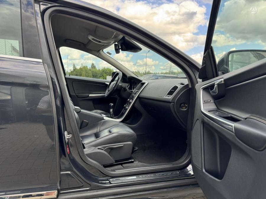 Pelēks Volvo XC60 2014 Viļņa, ar dzinēja tilpumu 2.40 L un nobraukumu 144 tūkst. km par 13000 €, foto 34 vietnē AUTOMOTO.COM.LV