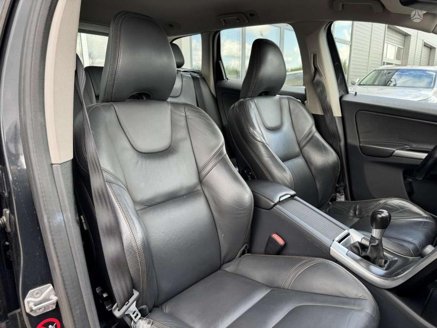 Pelēks Volvo XC60 2014 Viļņa, ar dzinēja tilpumu 2.40 L un nobraukumu 144 tūkst. km par 13000 €, foto 35 vietnē AUTOMOTO.COM.LV