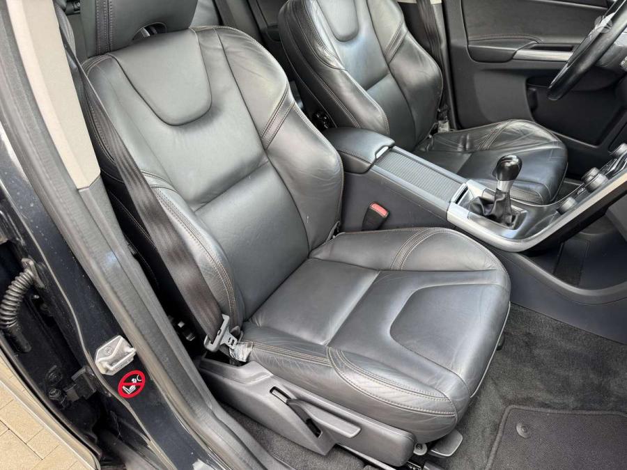 Pelēks Volvo XC60 2014 Viļņa, ar dzinēja tilpumu 2.40 L un nobraukumu 144 tūkst. km par 13000 €, foto 36 vietnē AUTOMOTO.COM.LV
