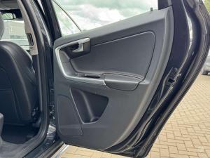 Pelēks Volvo XC60 2014 Viļņa, ar dzinēja tilpumu 2.40 L un nobraukumu 144 tūkst. km par 13000 €, foto 39 vietnē AUTOMOTO.COM.LV