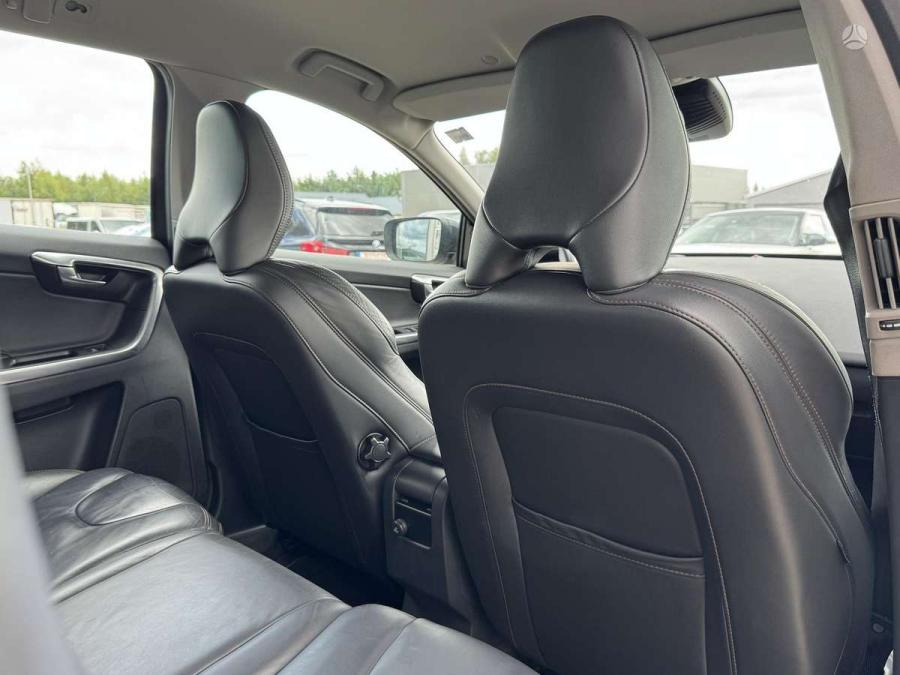 Pelēks Volvo XC60 2014 Viļņa, ar dzinēja tilpumu 2.40 L un nobraukumu 144 tūkst. km par 13000 €, foto 41 vietnē AUTOMOTO.COM.LV