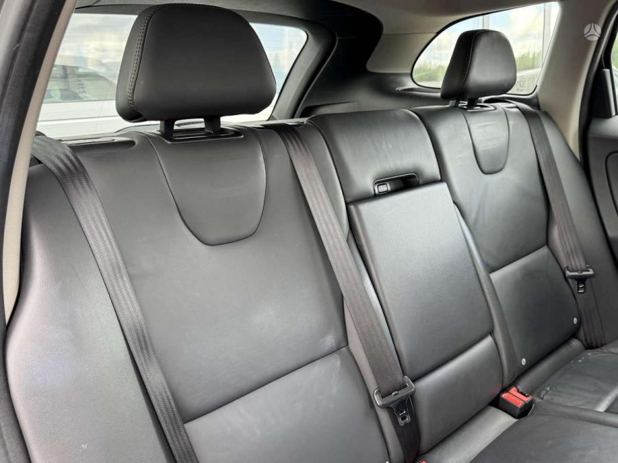 Pelēks Volvo XC60 2014 Viļņa, ar dzinēja tilpumu 2.40 L un nobraukumu 144 tūkst. km par 13000 €, foto 42 vietnē AUTOMOTO.COM.LV
