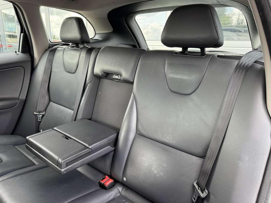 Pelēks Volvo XC60 2014 Viļņa, ar dzinēja tilpumu 2.40 L un nobraukumu 144 tūkst. km par 13000 €, foto 47 vietnē AUTOMOTO.COM.LV