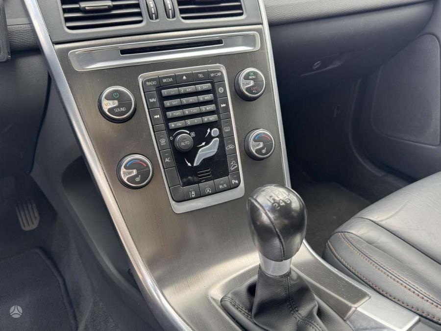 Pelēks Volvo XC60 2014 Viļņa, ar dzinēja tilpumu 2.40 L un nobraukumu 144 tūkst. km par 13000 €, foto 57 vietnē AUTOMOTO.COM.LV