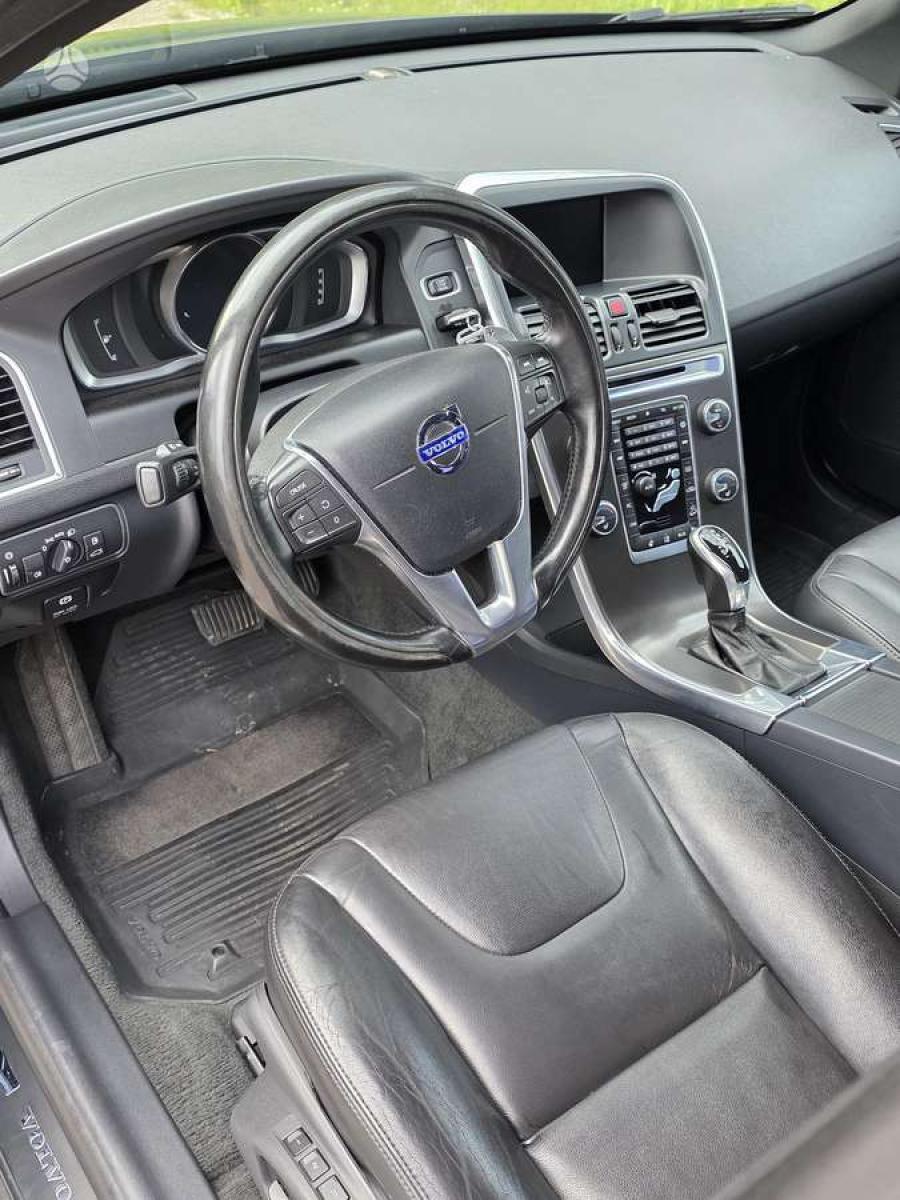 Grey Volvo XC60 2014 in Vilnius, with an engine capacity of 2.40 L and mileage of 203 thousand km for 15600 €, photo 18 on AUTOMOTO.COM.LV