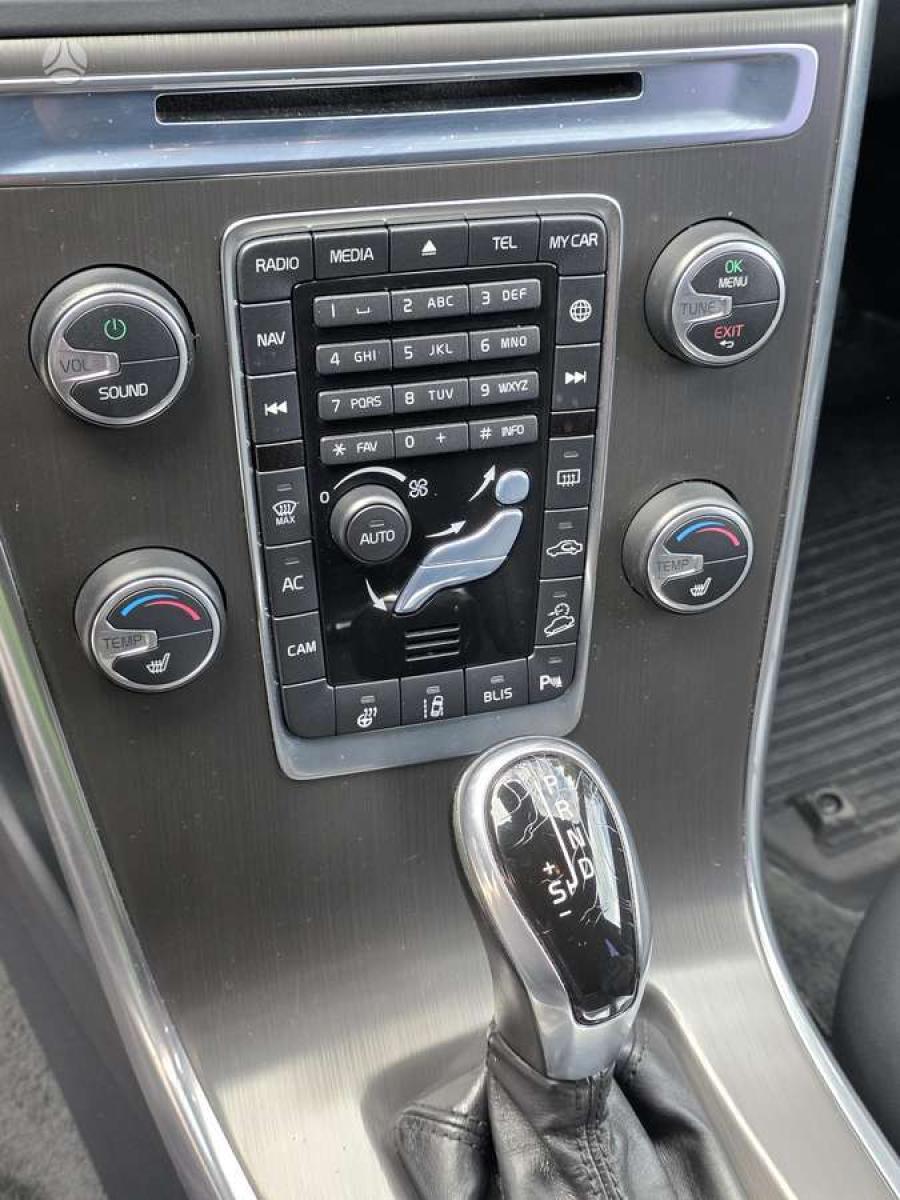 Grey Volvo XC60 2014 in Vilnius, with an engine capacity of 2.40 L and mileage of 203 thousand km for 15600 €, photo 19 on AUTOMOTO.COM.LV