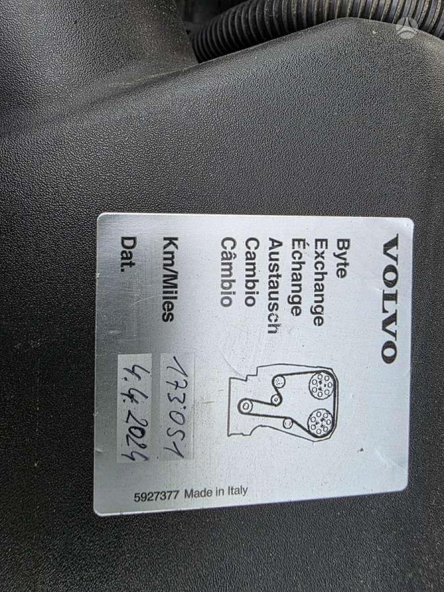 Grey Volvo XC60 2014 in Vilnius, with an engine capacity of 2.40 L and mileage of 203 thousand km for 15600 €, photo 24 on AUTOMOTO.COM.LV